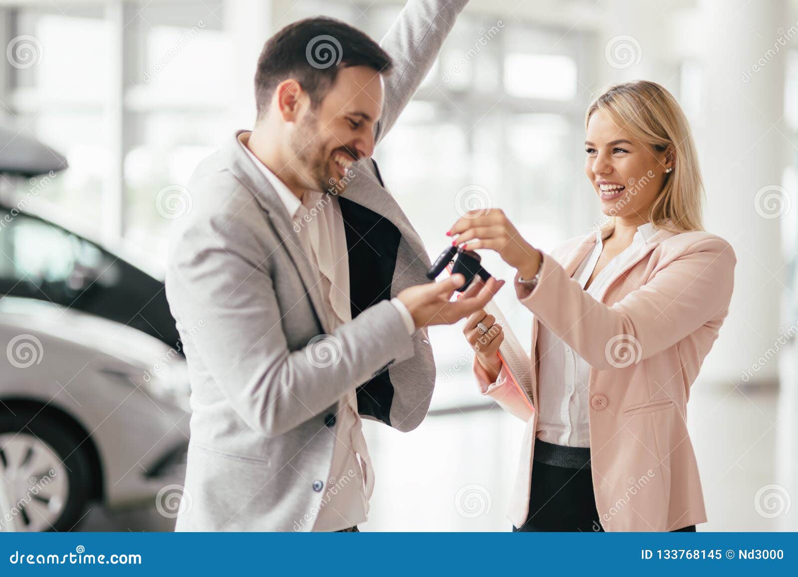 Cliente Feliz Apenas Comprado Um Carro Imagem de Stock - Imagem de ...