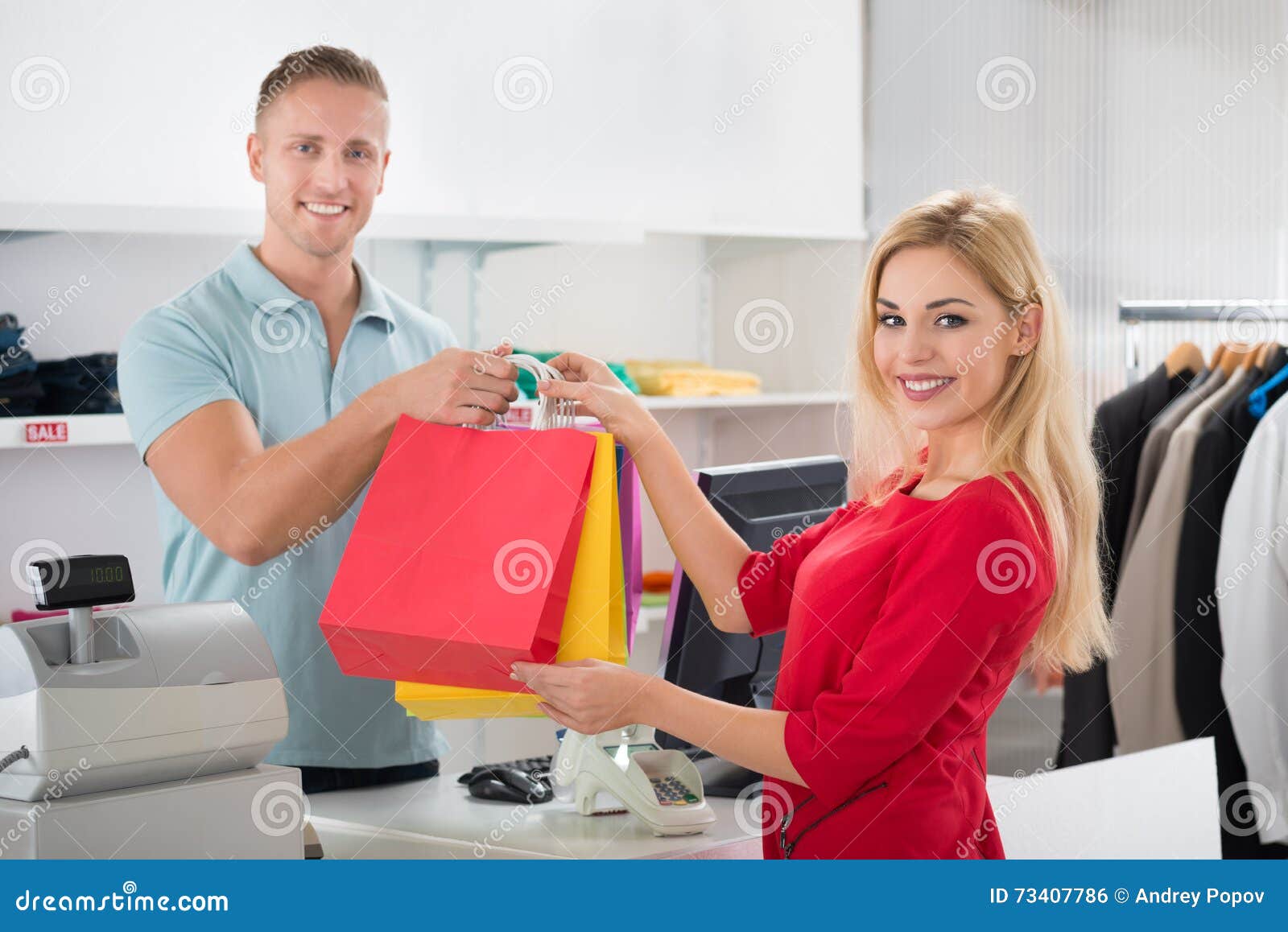 Cliente Feliz Que Toma Sacos De Compras Do Vendedor in Store Foto de ...