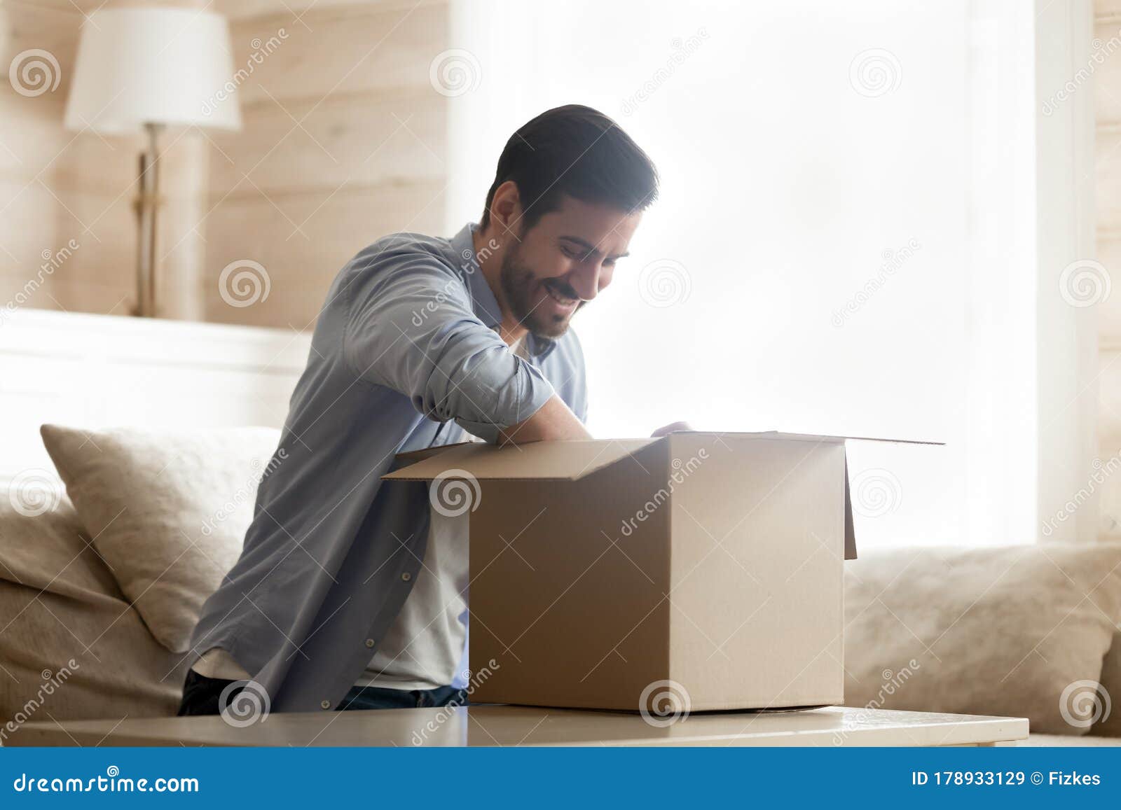 Cliente Macho Feliz Satisfeito Com a Compra Rápida Do Serviço De ... Cliente Macho Feliz Satisfeito Com a Compra Rápida Do Serviço De ...
