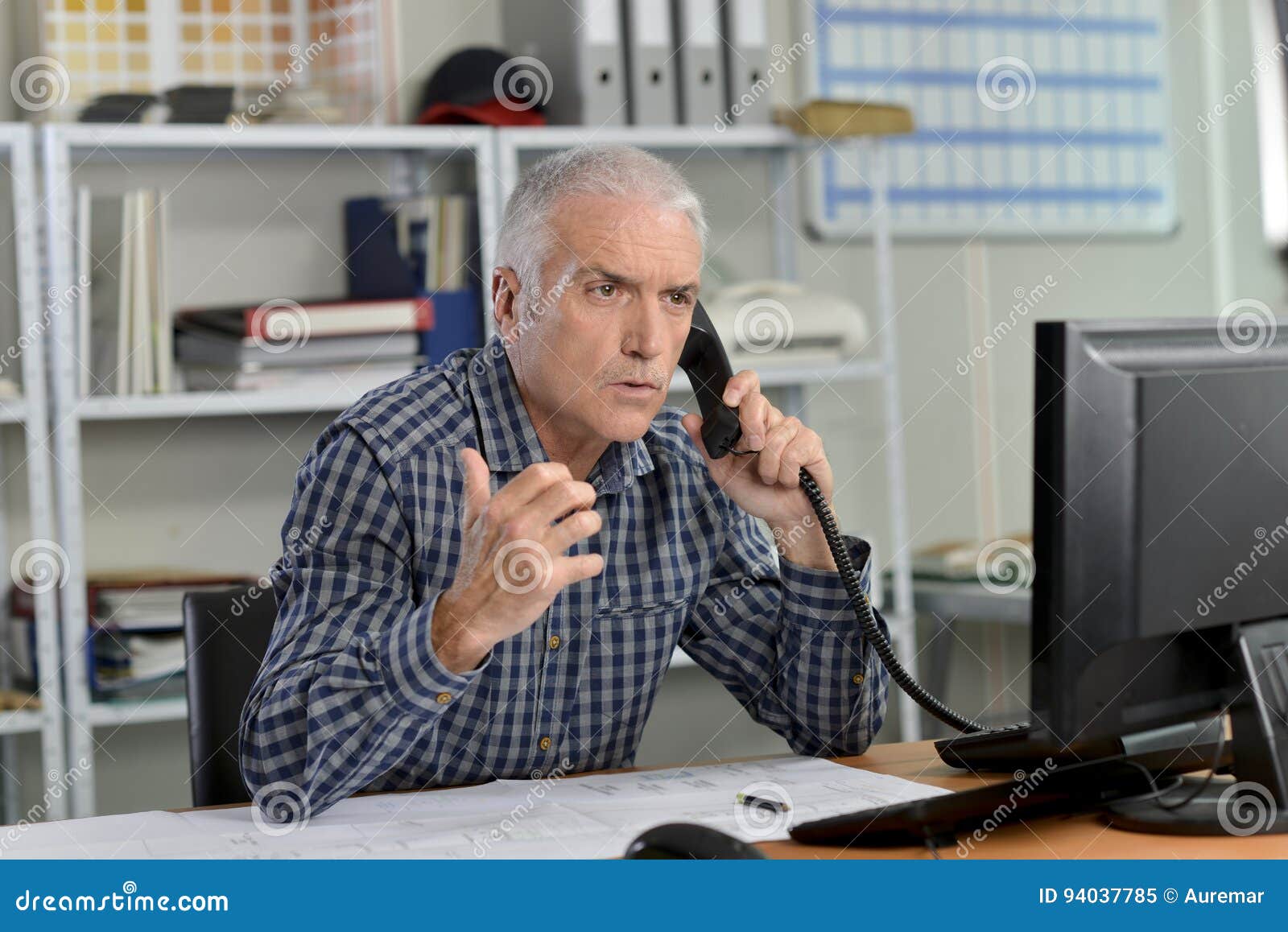 Cliente Molesto En El Teléfono Imagen de archivo - Imagen de ...