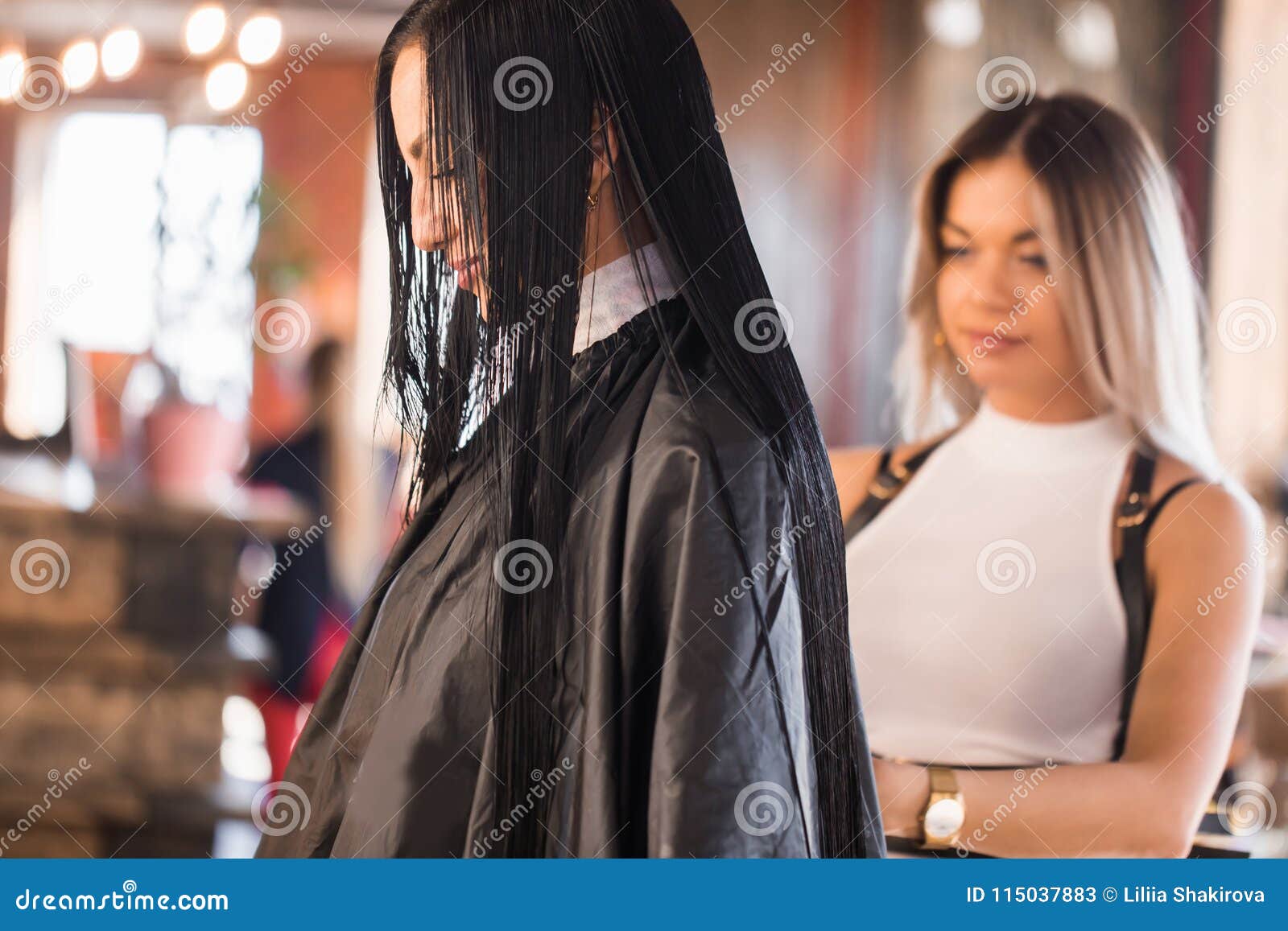 Cliente Moreno Bonito Com Seu Cabeleireiro Imagem de Stock - Imagem de ...