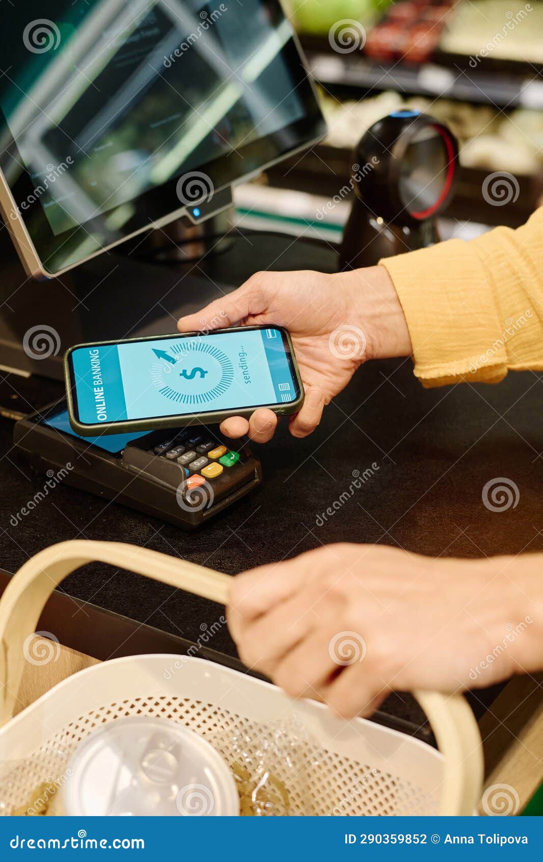 Cliente Pagando Com Smartphone No Supermercado Foto de Stock - Imagem ...