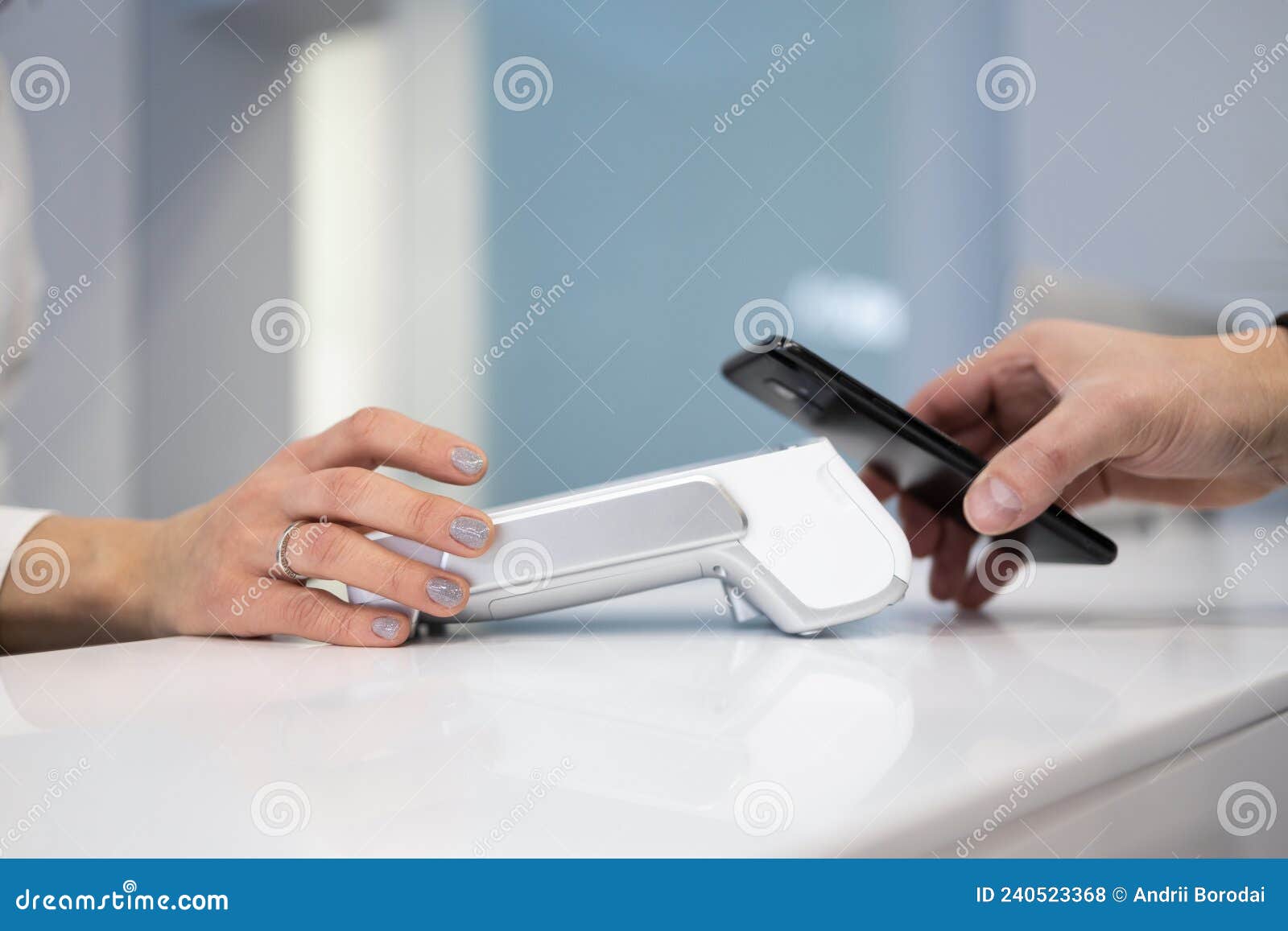 Cliente Pagando Pelo Smartphone Com Tecnologia Nfc No Terminal Pos ...