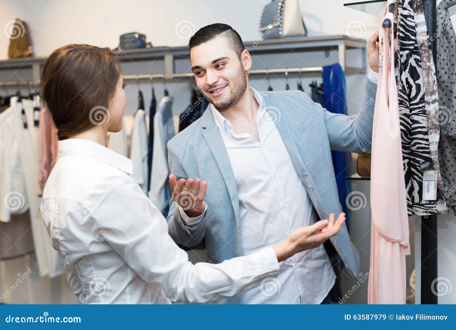 Cliente Que Consulta Con El Ayudante De Tienda Imagen de archivo ...