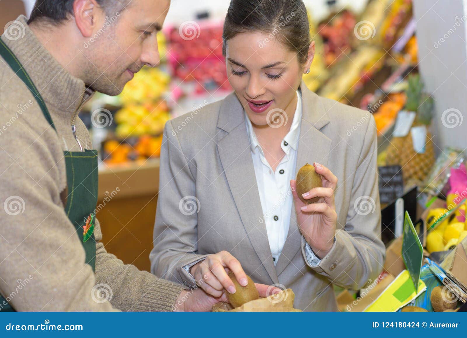 Cliente Que Pone La Fruta En Bolsa De Papel Foto de archivo - Imagen de ...