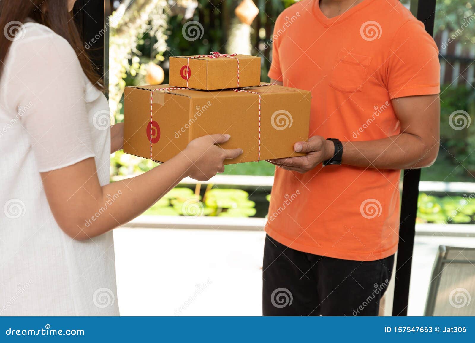 Cliente a Receber Encomendas Do Correio De Entrega Em Casa Imagem de ...