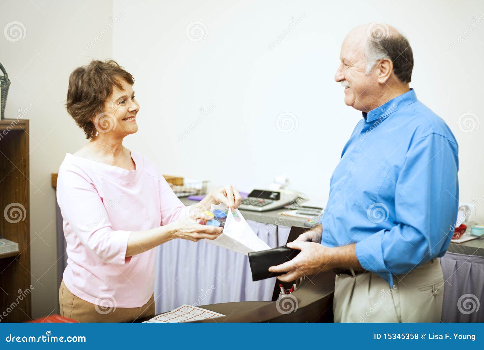 Cliente satisfecho foto de archivo. Imagen de vendedor - 15345358