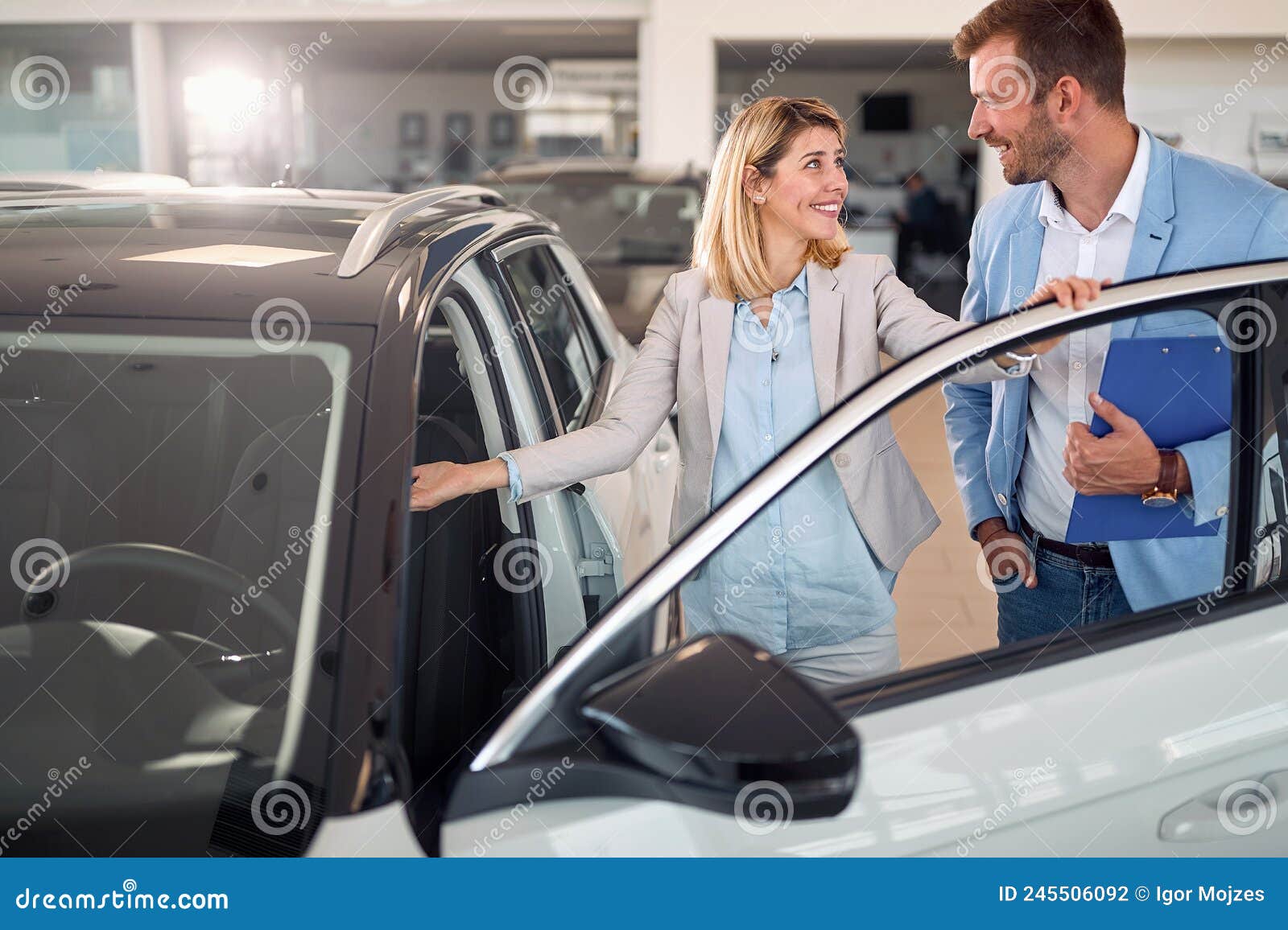 Cliente Satisfecho Con El Empleado En La Venta De Coches Foto de ...