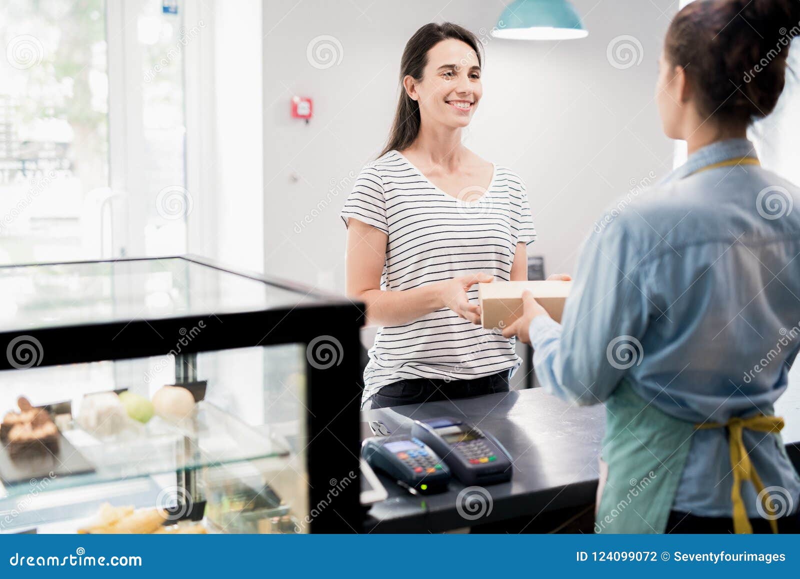 Cliente Satisfecho En Tienda De La Torta Foto de archivo - Imagen de ...