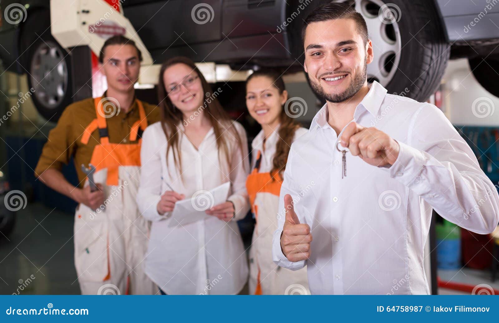 Cliente Satisfecho En Una Tienda Del Coche Con Llaves Imagen de archivo ...
