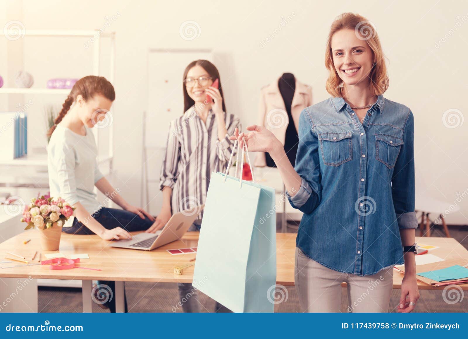 Cliente Satisfecho Que Sostiene Un Bolso Con Ropa Foto de archivo ...