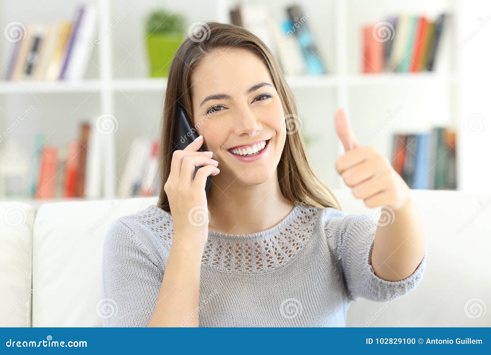 Cliente Satisfeito Que Fala No Telefone E Que Olha O Foto de Stock ...