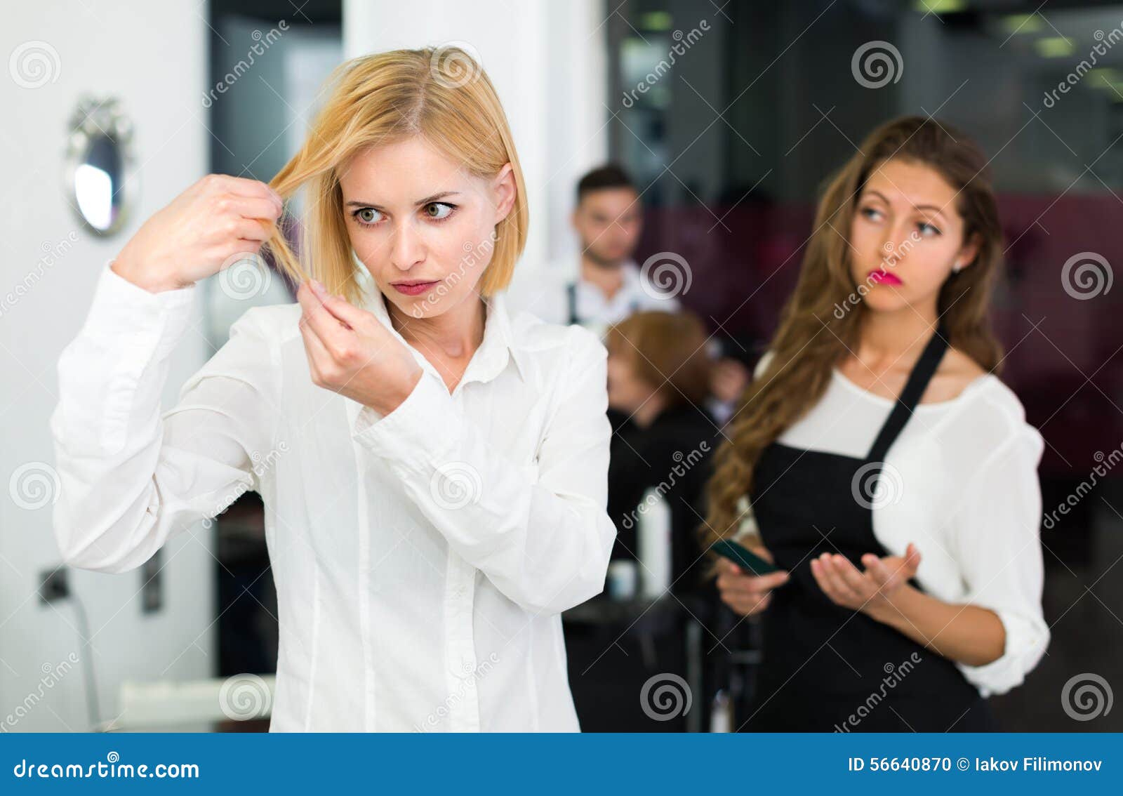 Cliente Y Peluquero Descontentados Foto de archivo - Imagen de bata ...