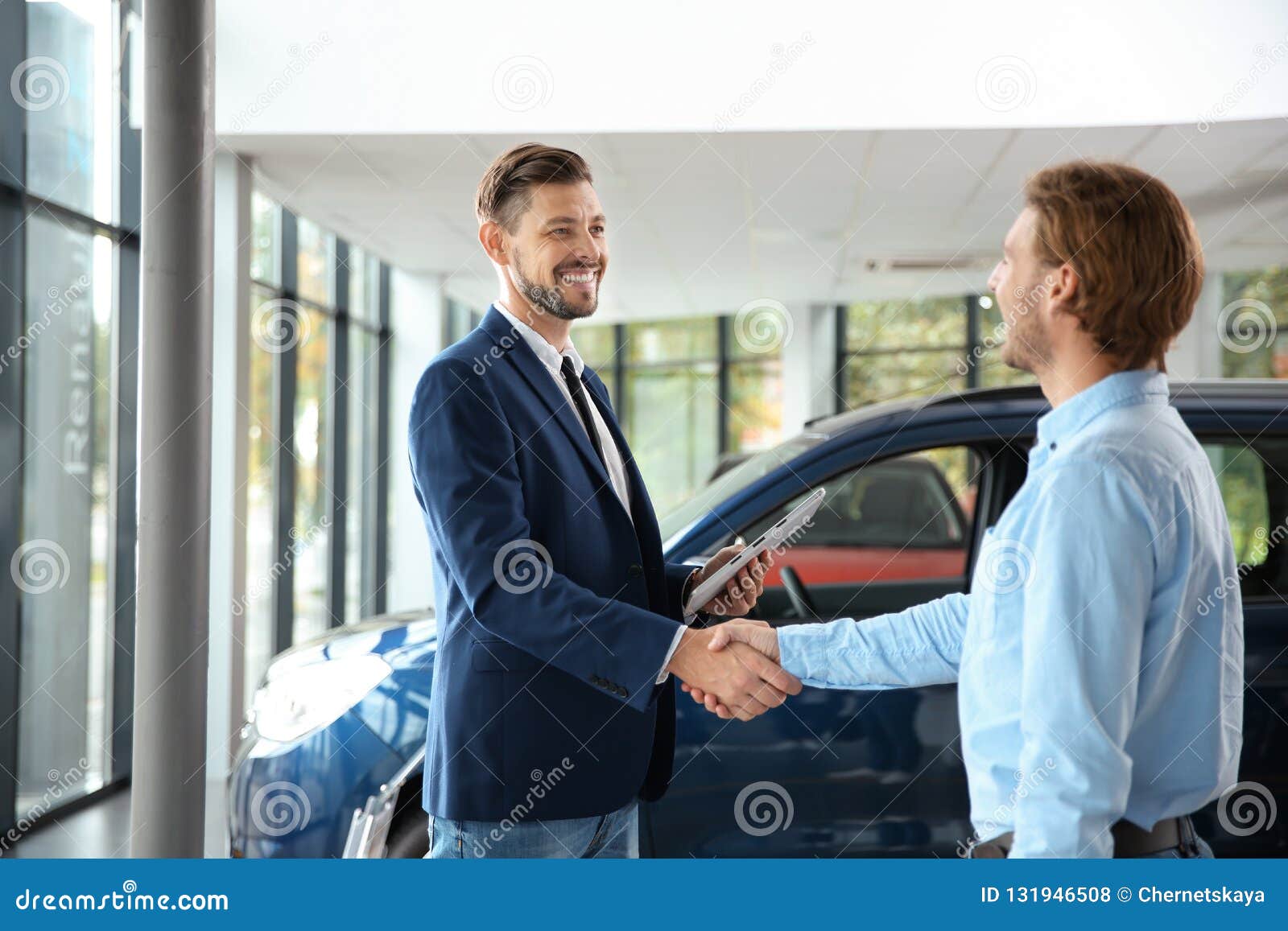 Cliente Y Vendedor Que Sacuden Las Manos Foto de archivo - Imagen de ...