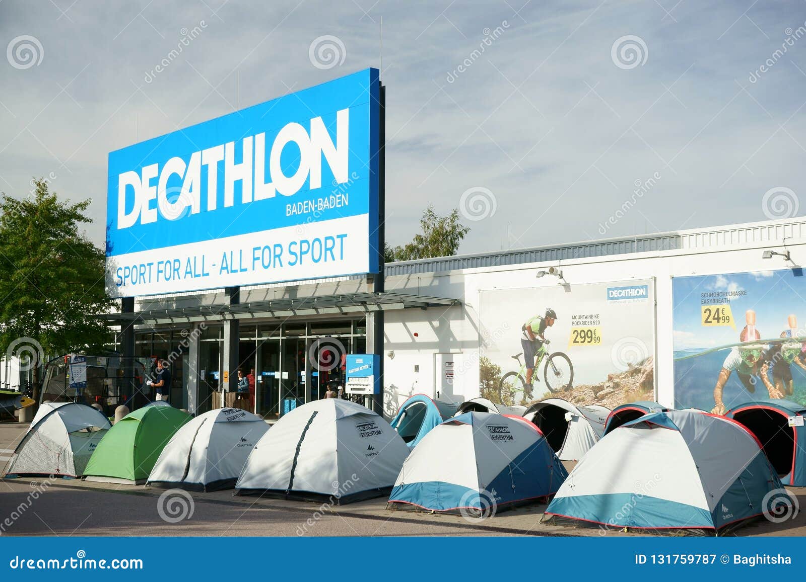 Clientes Alemanha Da Entrada Da Loja Do Decatlo Fotografia Editorial ...