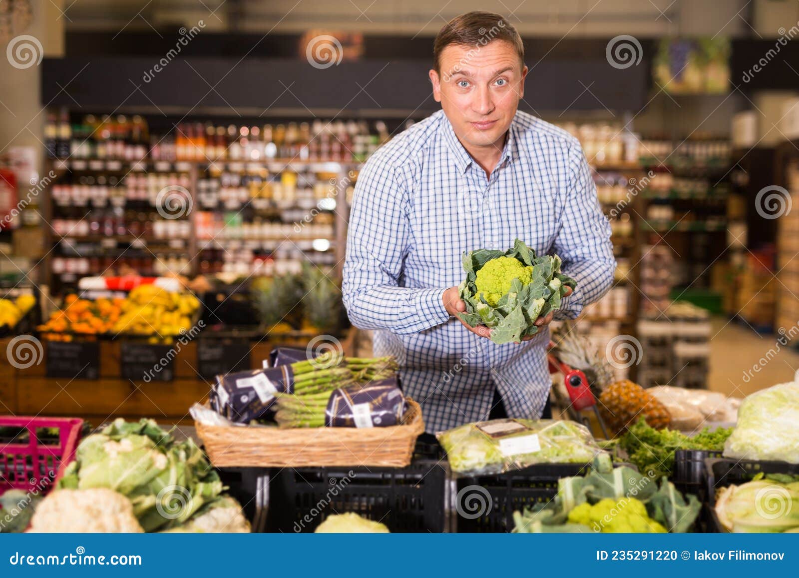 Clientes Comprando Coliflor En Supermercado Foto de archivo - Imagen de ...