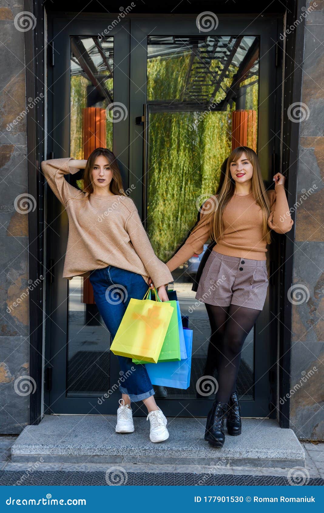 Clientes Felizes E Atraentes Com Pacotes Depois De Fazer Compras Foto ...