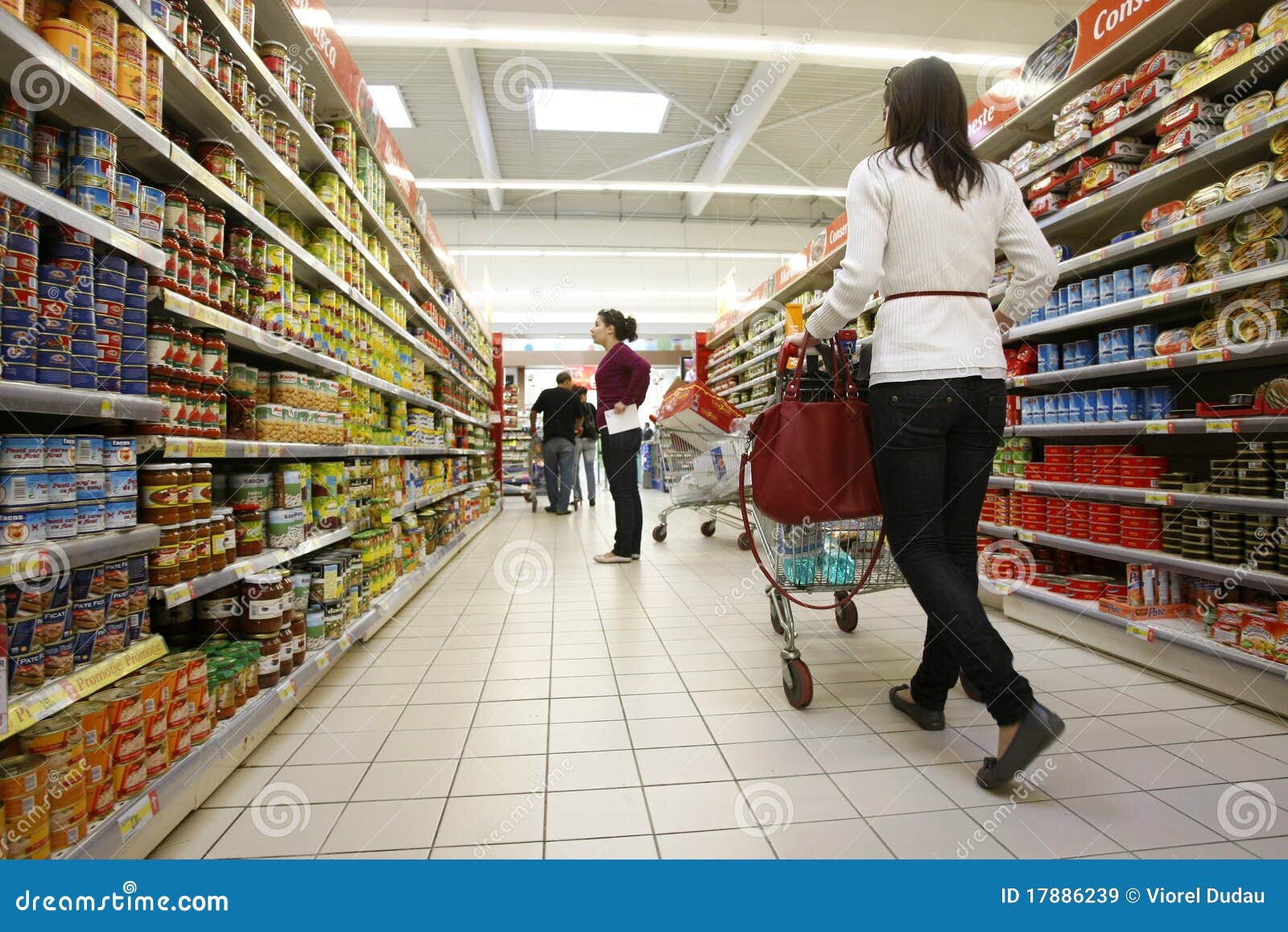 Clientes Que Compram No Supermercado Imagem de Stock Editorial - Imagem ...