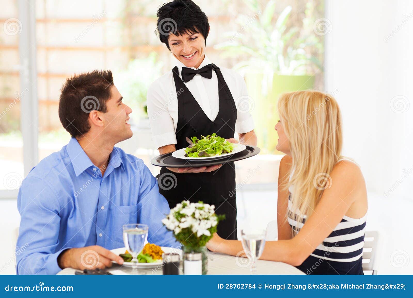 Clienti Del Servizio Della Cameriera Di Bar Fotografia Stock - Immagine ...