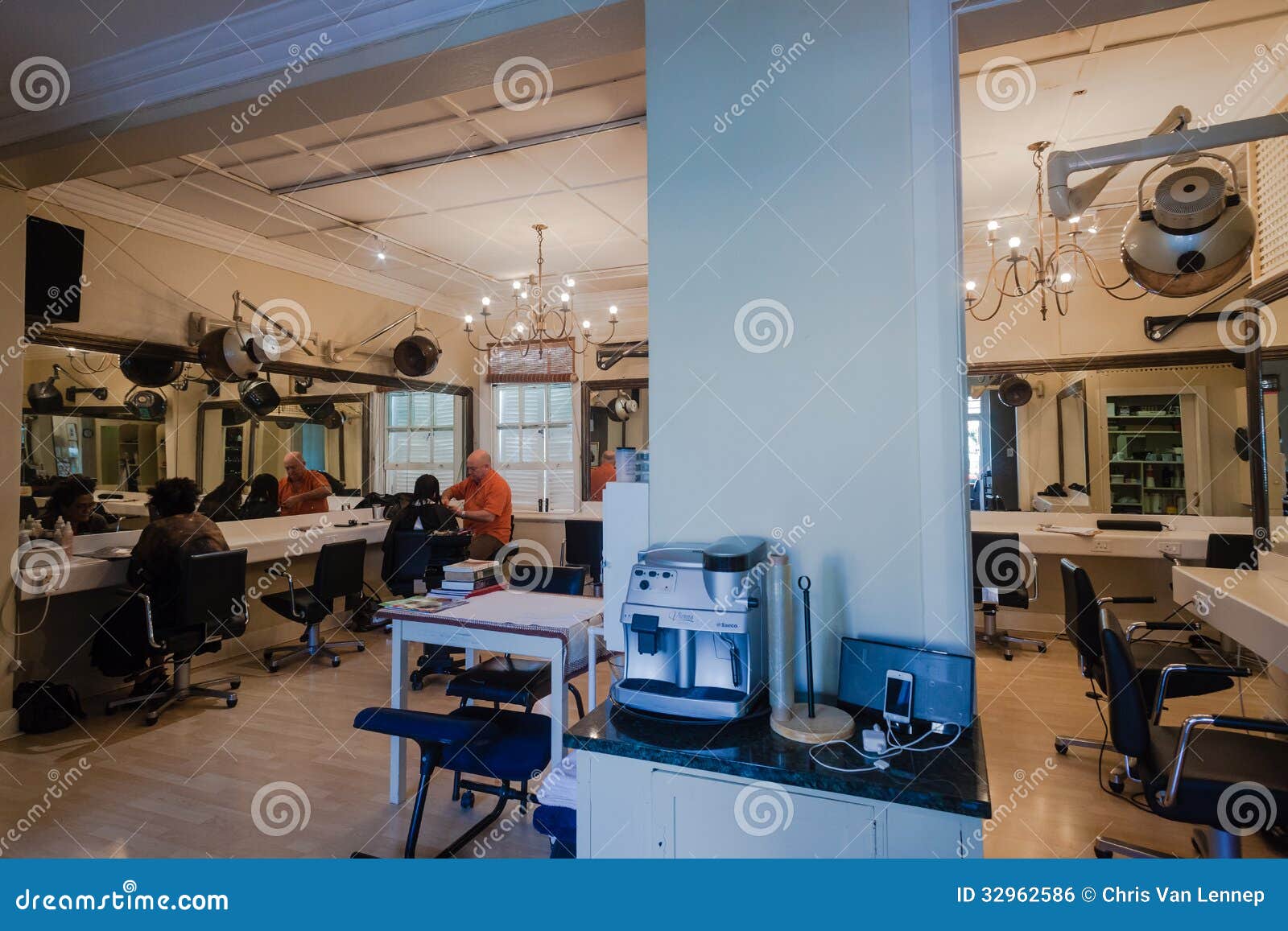 Clients De Salon De Styliste En Coiffure Photo éditorial - Image du ...