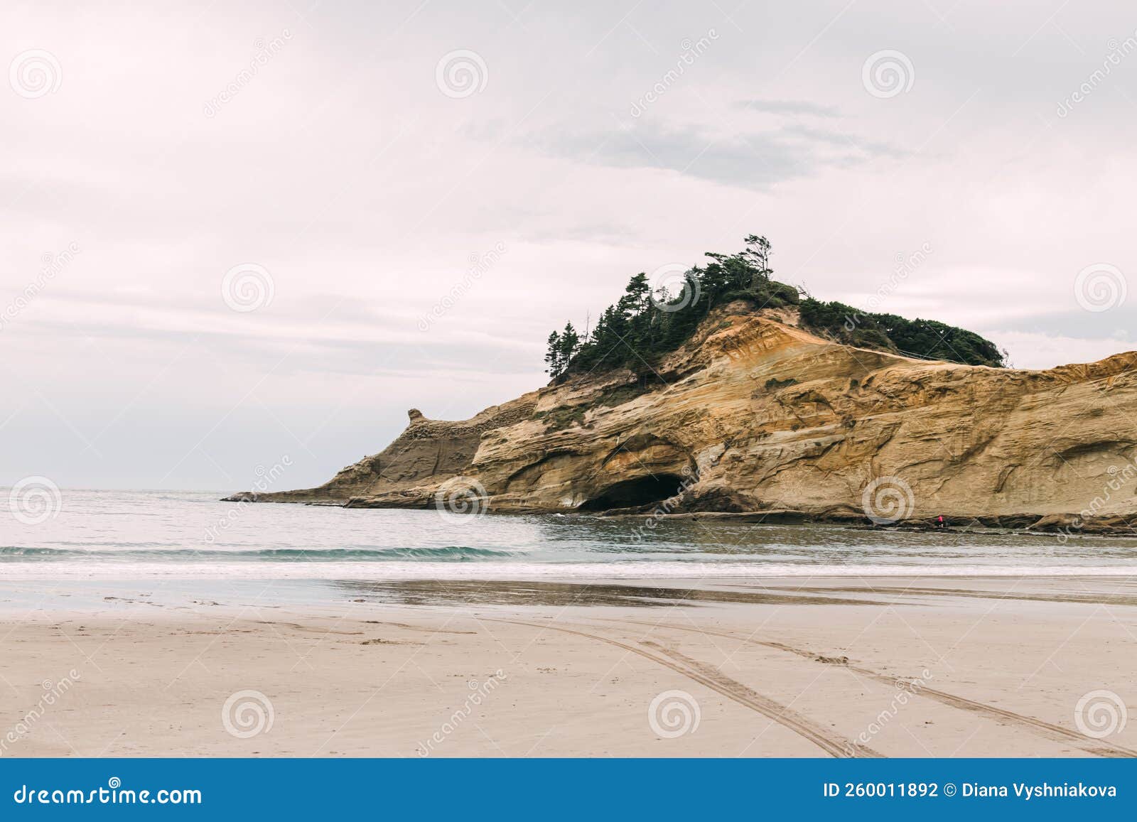 Cliff on the the Beach at Oregon Coast, Cape Kiwanda Stock Photo ...