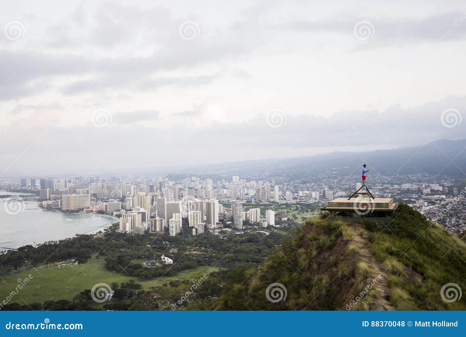 Cliff over Waikiki editorial stock photo. Image of honolulu - 88370048