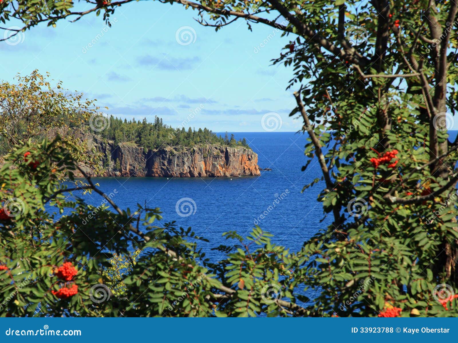 Cliffs along Lake Superior stock photo. Image of superior - 33923788