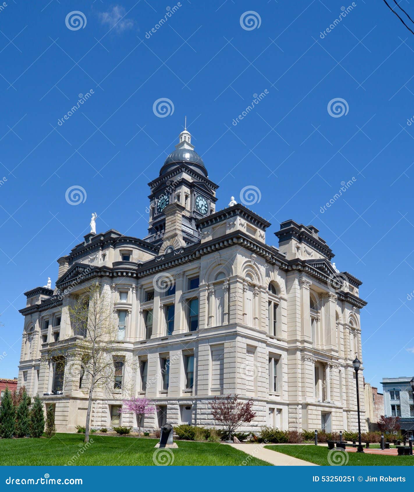 Clinton County Courthouse redactionele foto. Image of april - 53250251