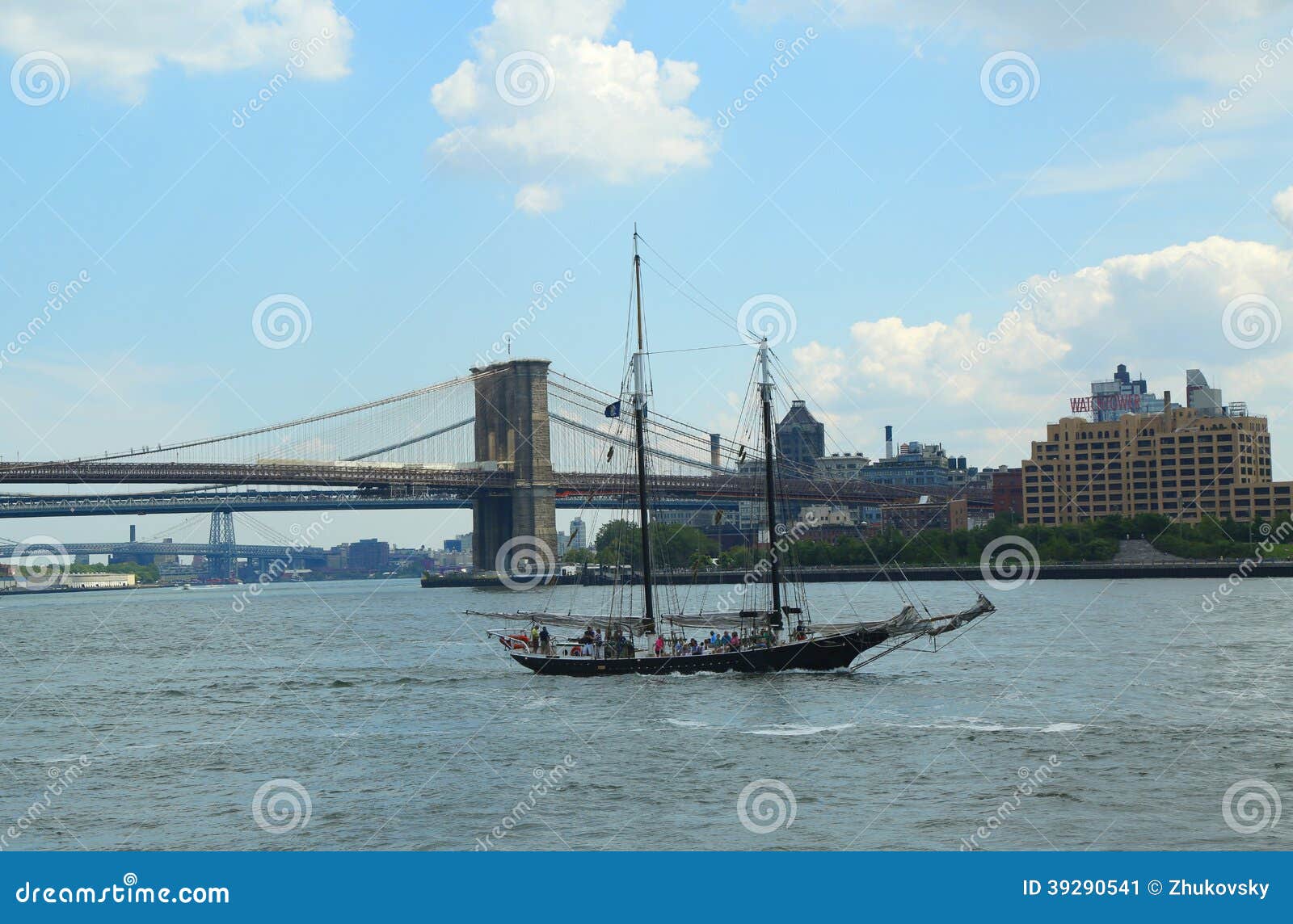 Clipper Stads Lang Schip Naast De Brug Van Brooklyn Redactionele Foto ...