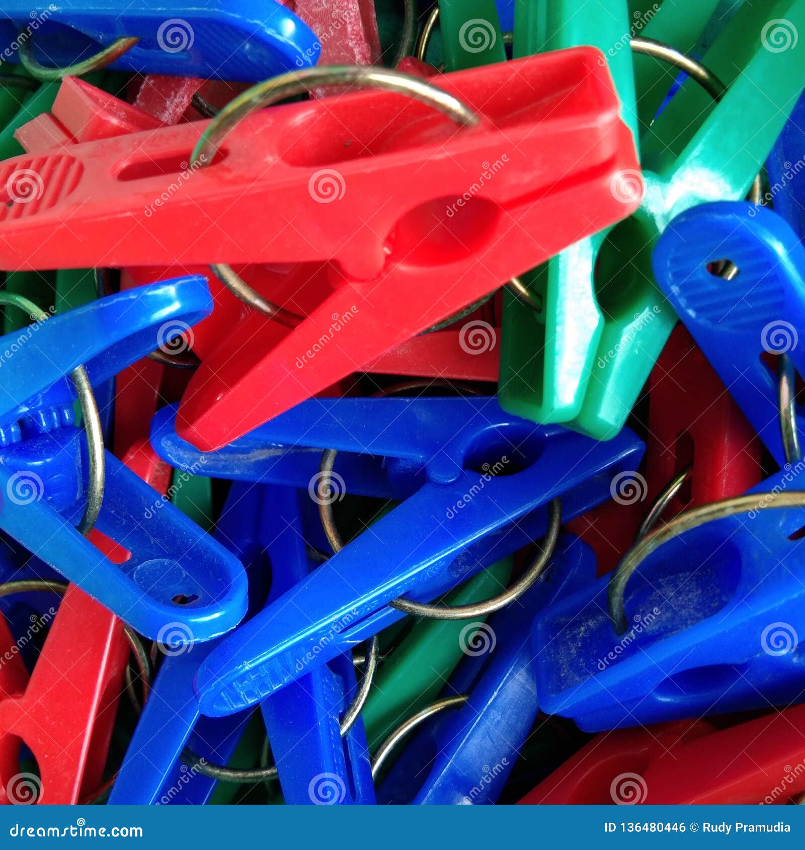 Clips, Clips De La Cuerda Para Tender La Ropa Foto de archivo - Imagen ...