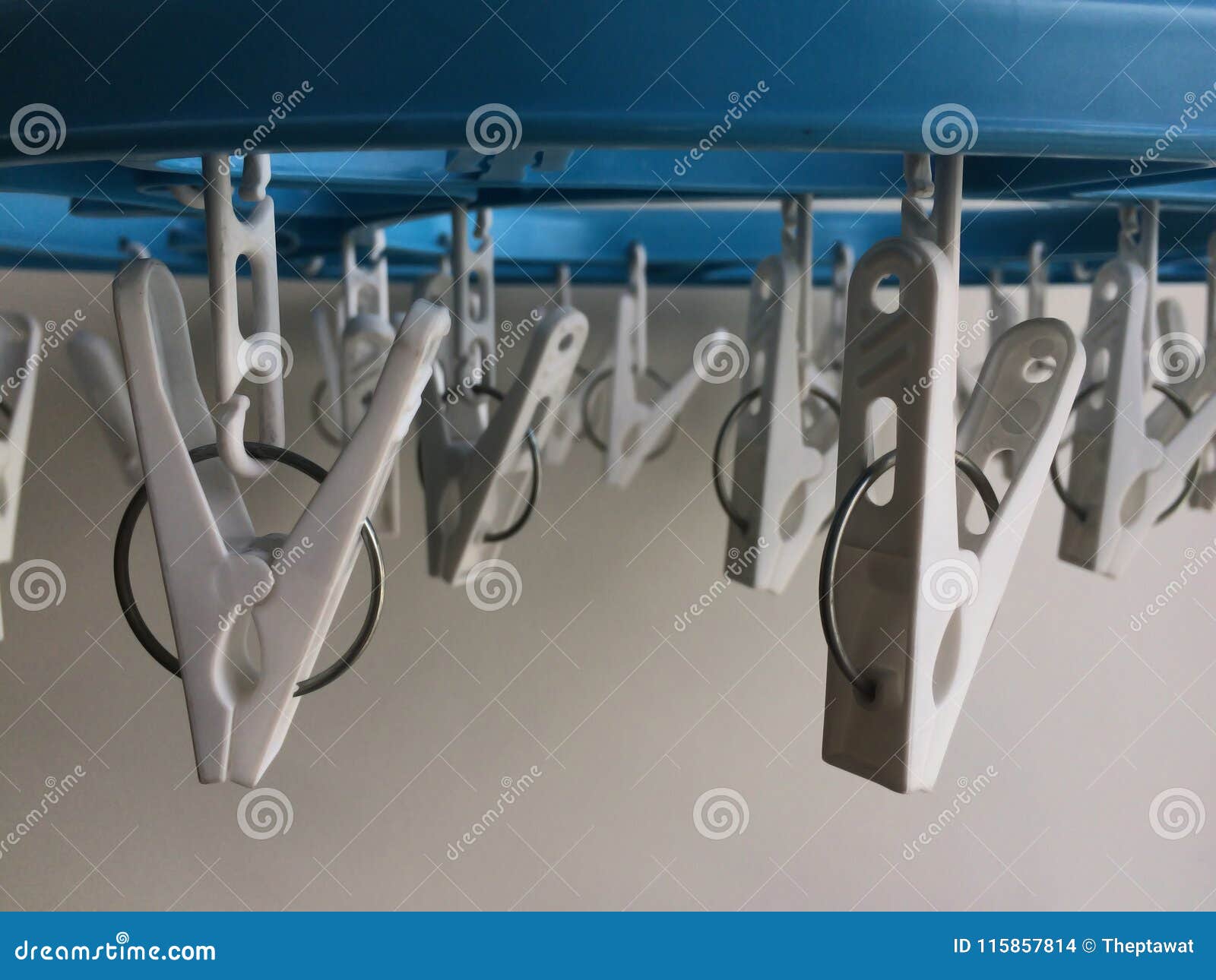 Clips de la ropa foto de archivo. Imagen de clips, contacto - 115857814