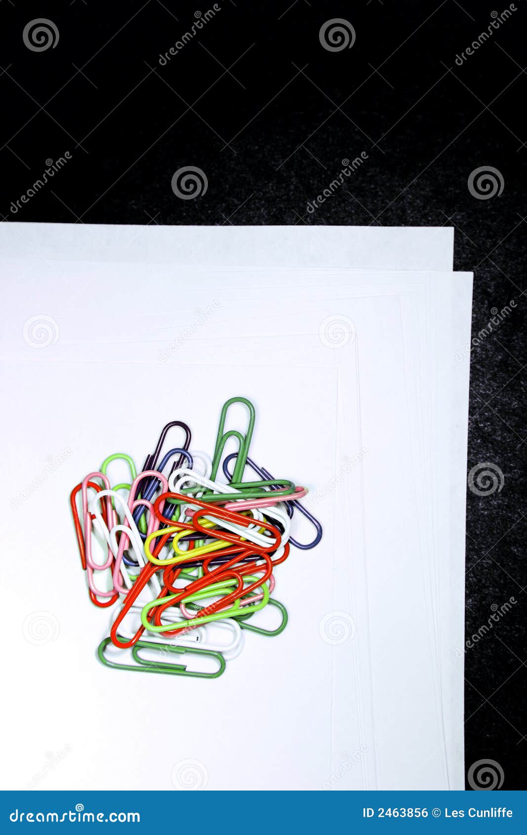 Clips de papel en el papel foto de archivo. Imagen de blanco - 2463856