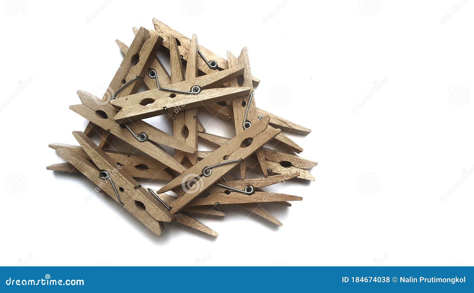 Clips De Ropa De Madera Sobre Fondo Blanco Foto de archivo - Imagen de ...