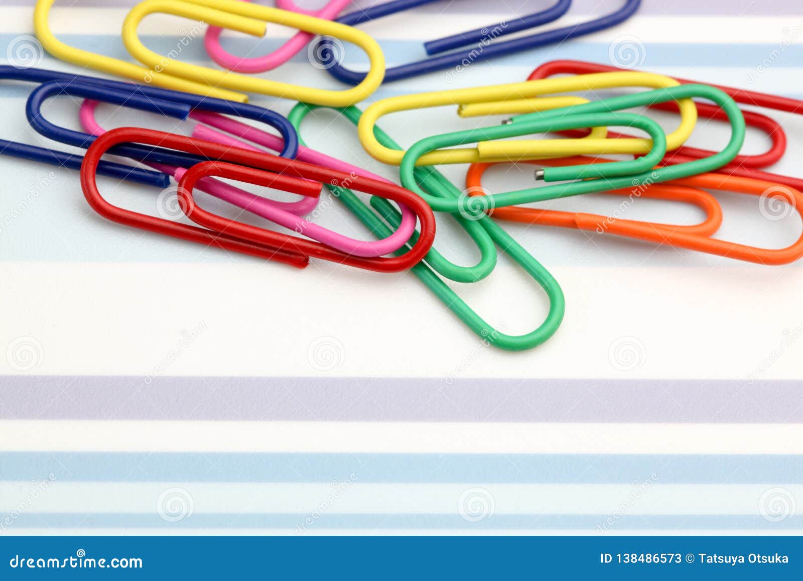 Clips En Un Fondo De La Raya Imagen de archivo - Imagen de objeto, raya ...