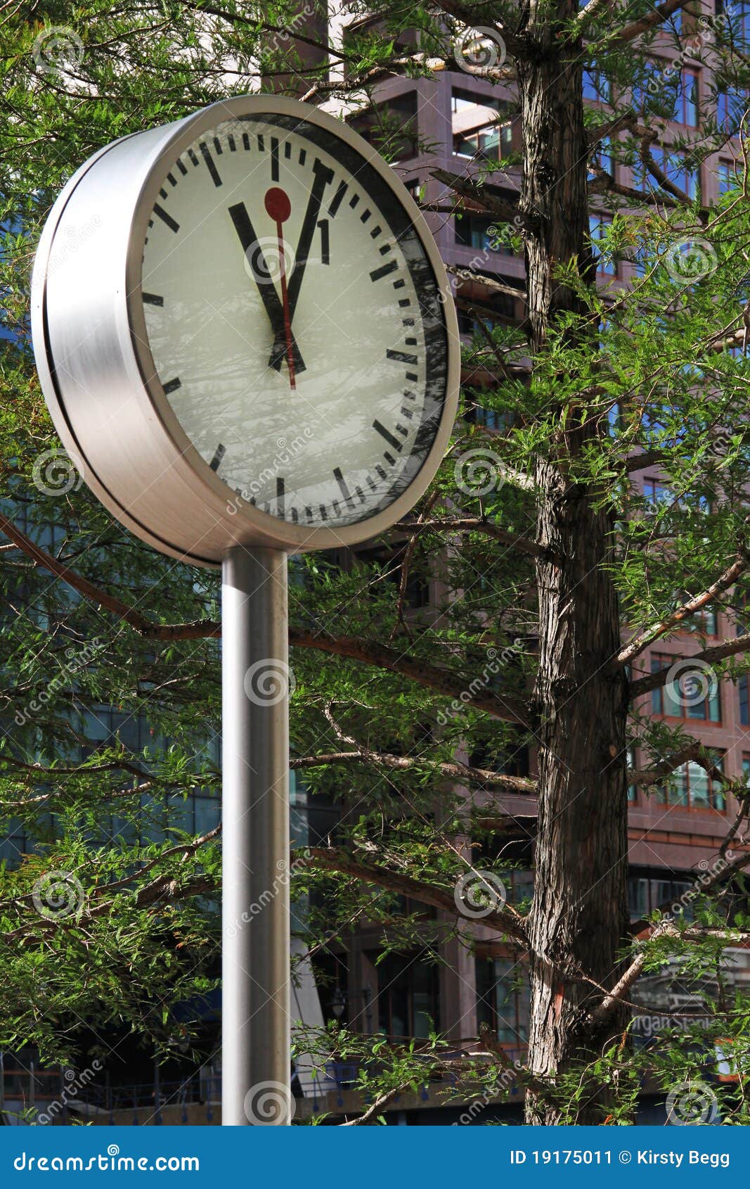 Clock in Park at Canary Wharf Stock Image - Image of glass, england ...