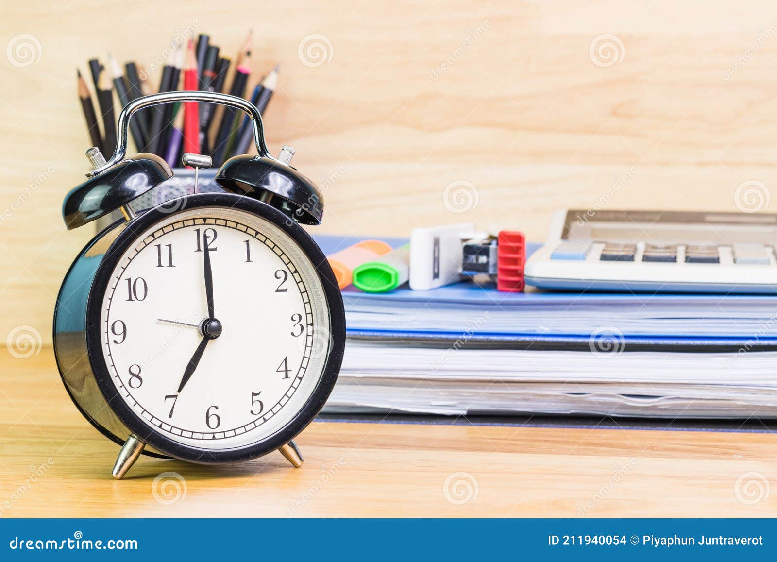7 am Clock on Work Desk in the Office Time of Businessman Working Stock ...