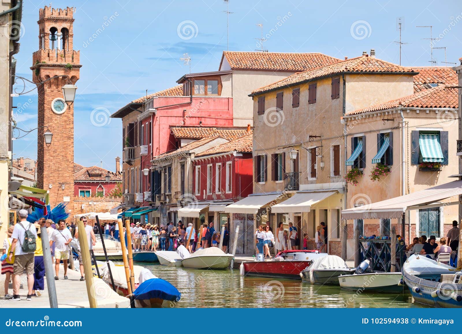 Clocktower, Case Variopinte E Canale Sull'isola Di Murano Vicino a ...