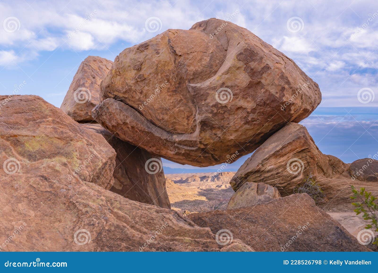 Close of Balanced Rock Boulder Stock Photo - Image of rock, destination ...