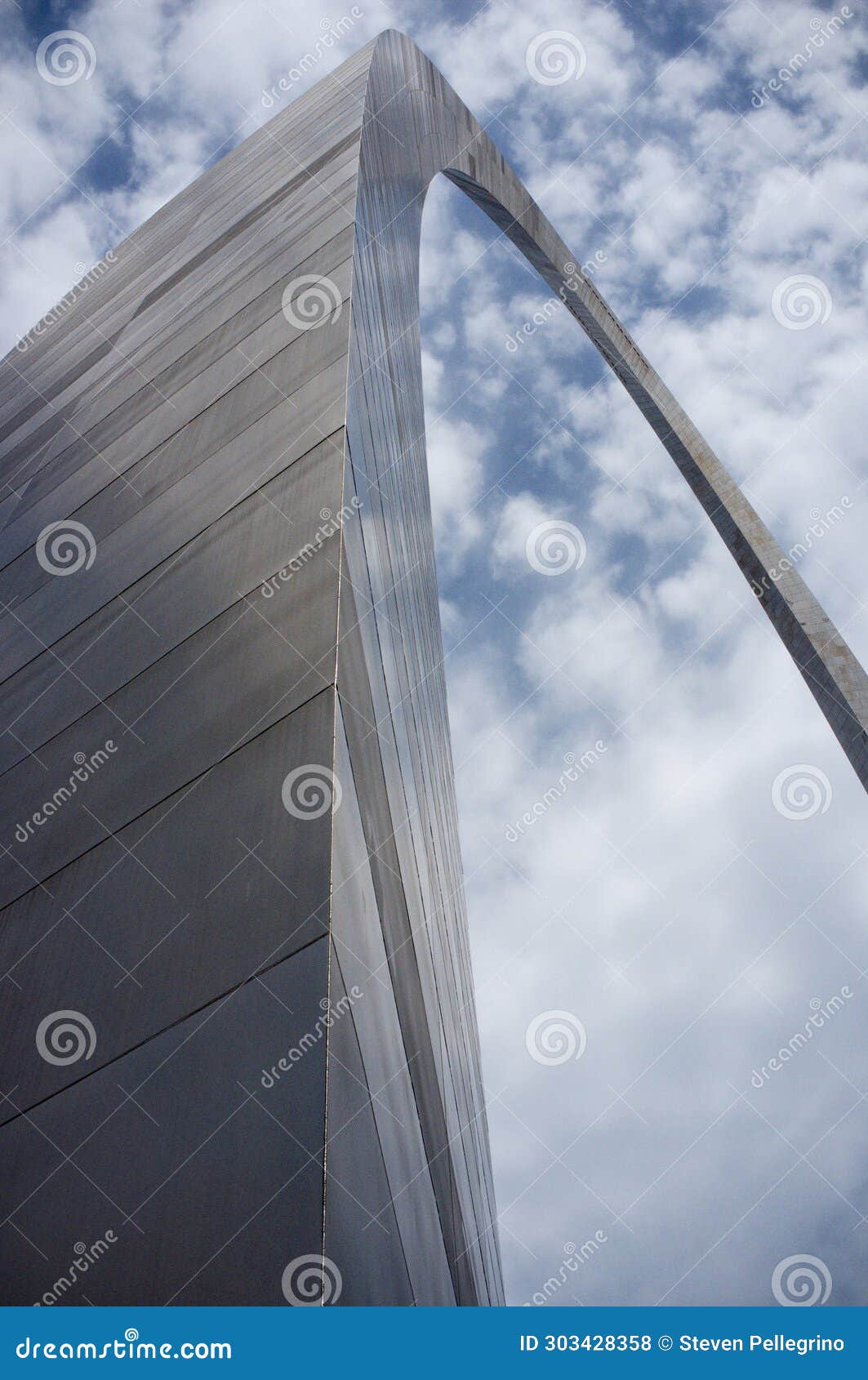Close, Side View of the Gateway Arch Editorial Stock Photo - Image of ...