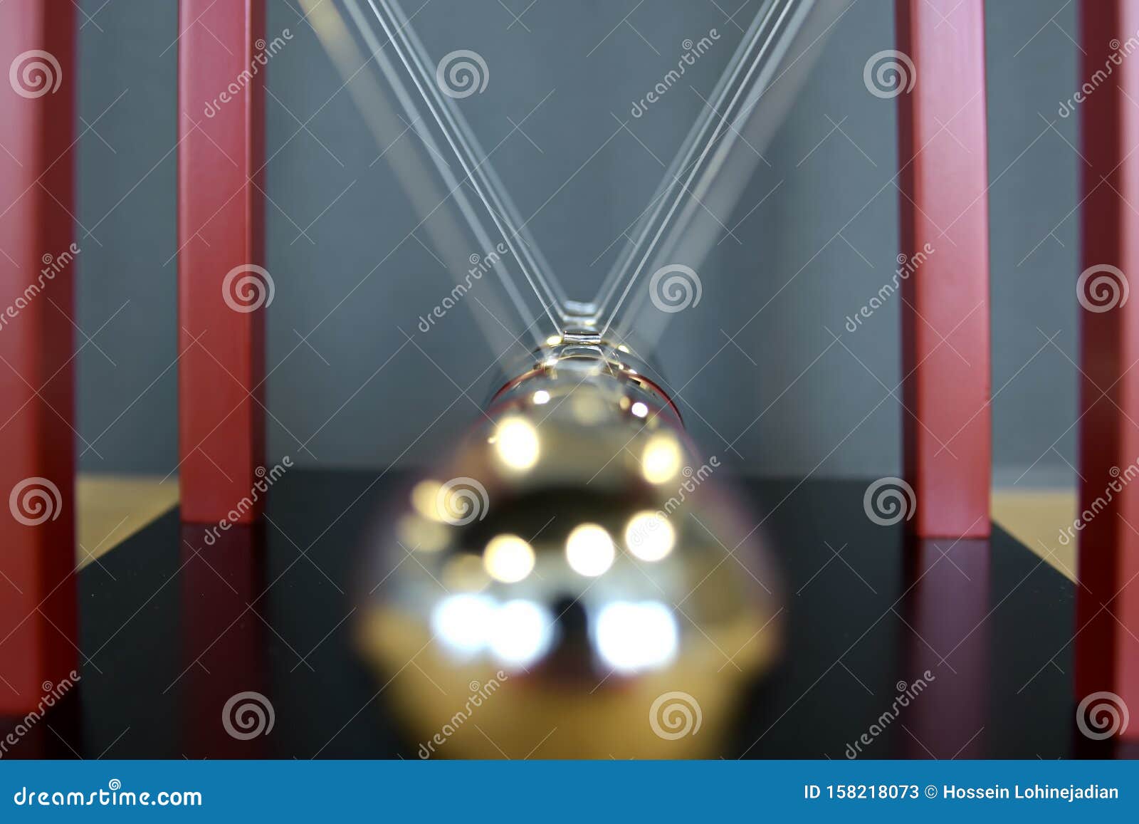 Close Up 5 Balls Pendulum, Chrome Newton`s Cradle Stock Image - Image ...