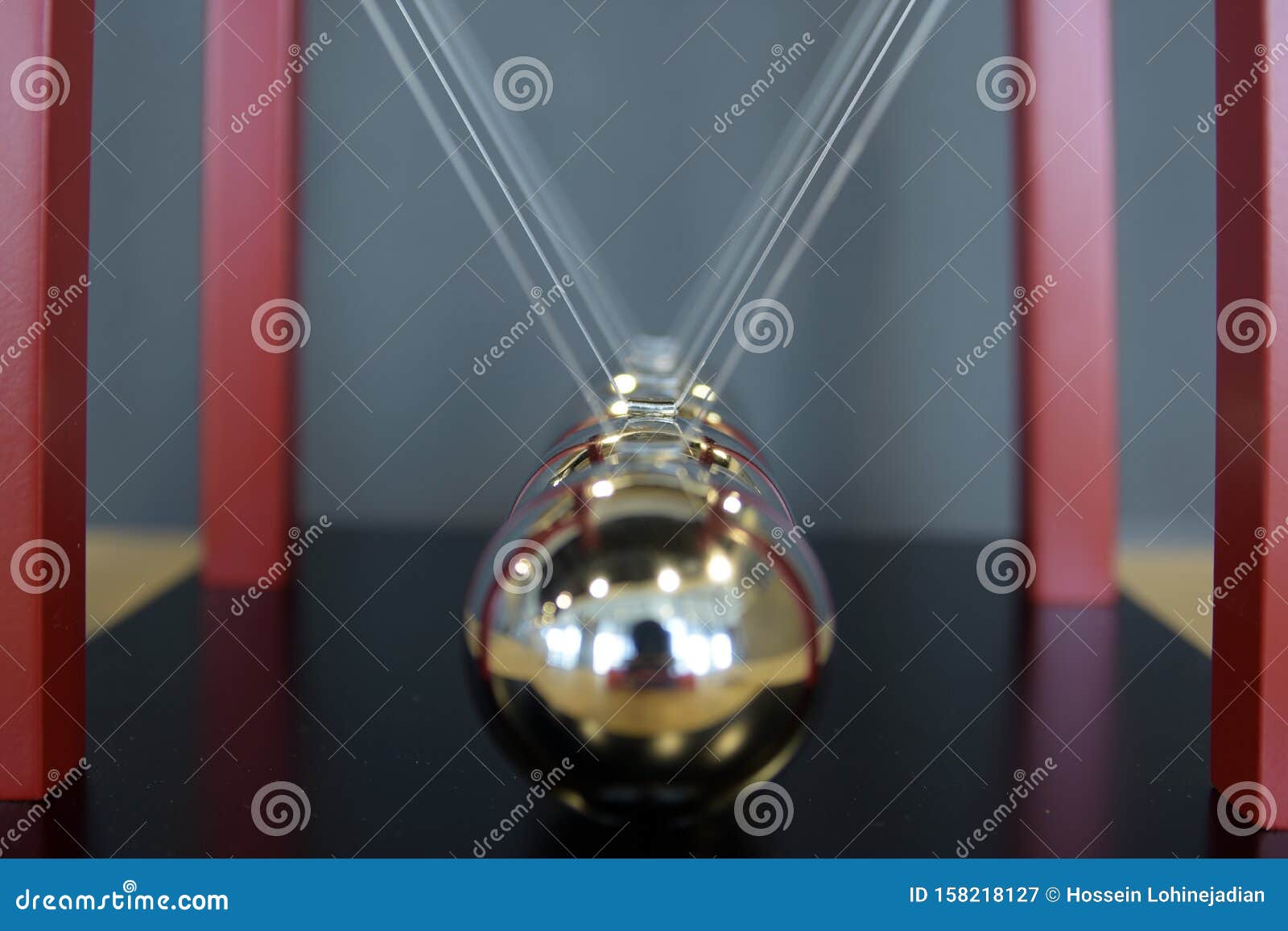 Close Up 5 Balls Pendulum, Chrome Newton`s Cradle Stock Image - Image ...