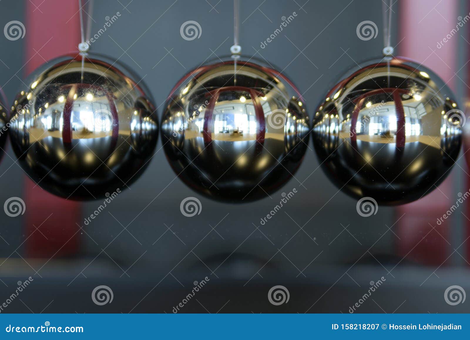 Close Up 5 Balls Pendulum, Chrome Newton`s Cradle Stock Image - Image ...