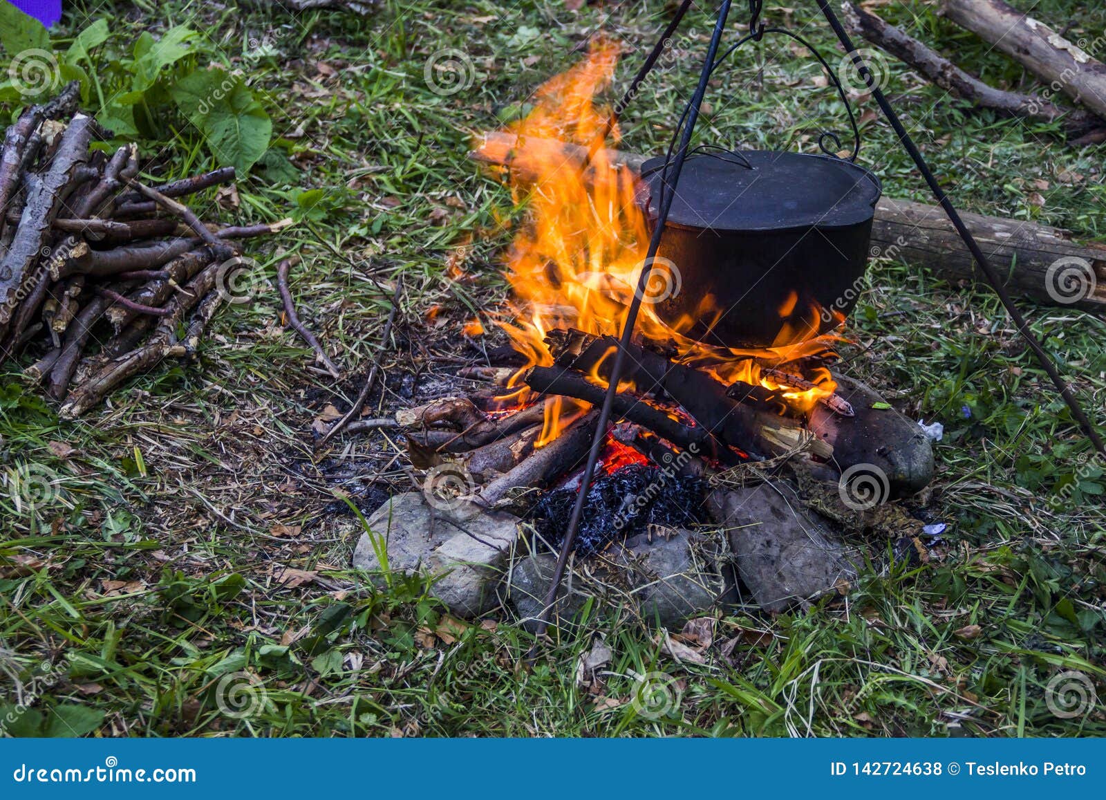 Cauldron on campfire stock photo. Image of ladle, heat - 142724638