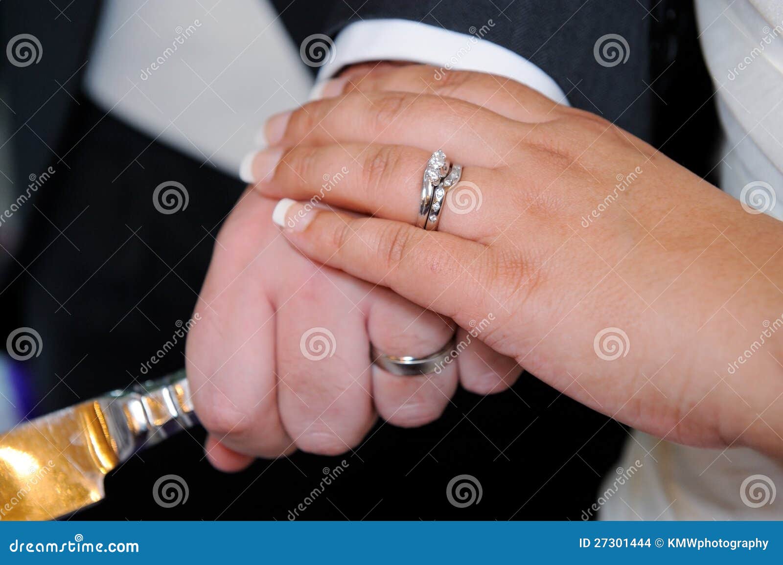 Close Up Cuting Do Bolo Da Noiva E Do Noivo Foto de Stock - Imagem de ...