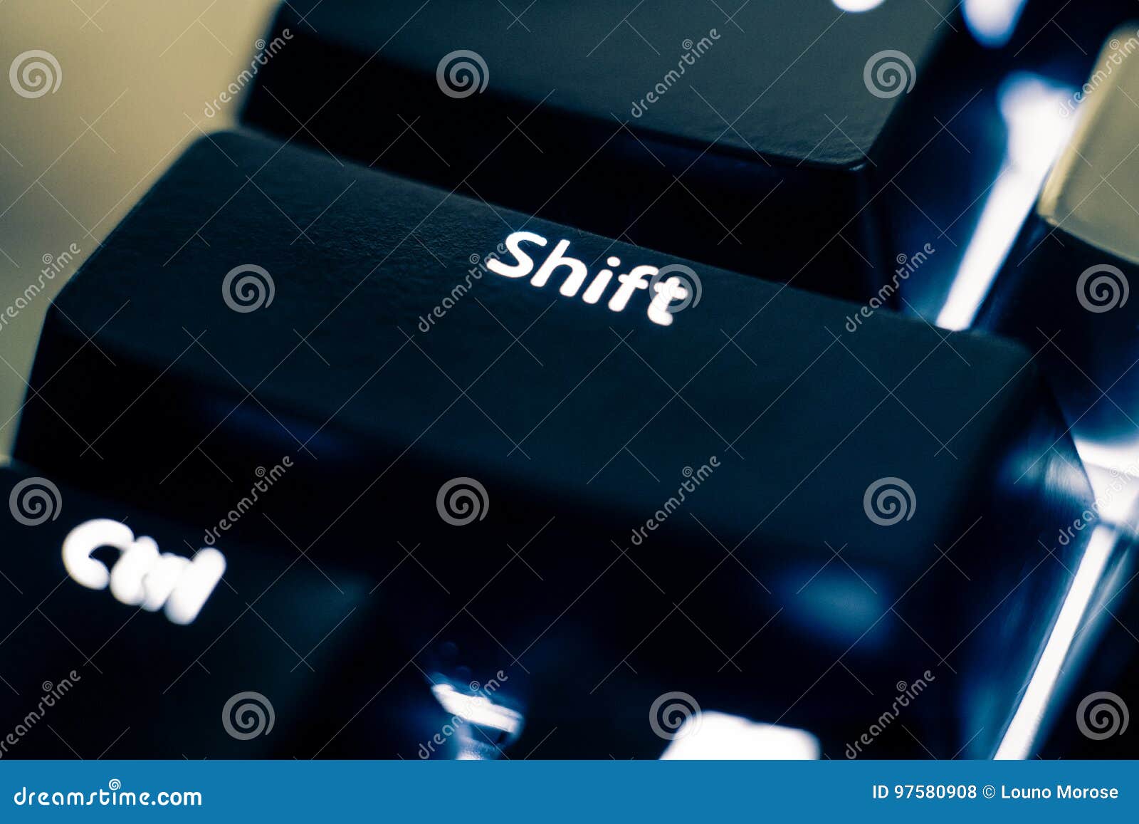 Close-up Da Tecla Shift No Teclado Retroiluminado Foto de Stock ...