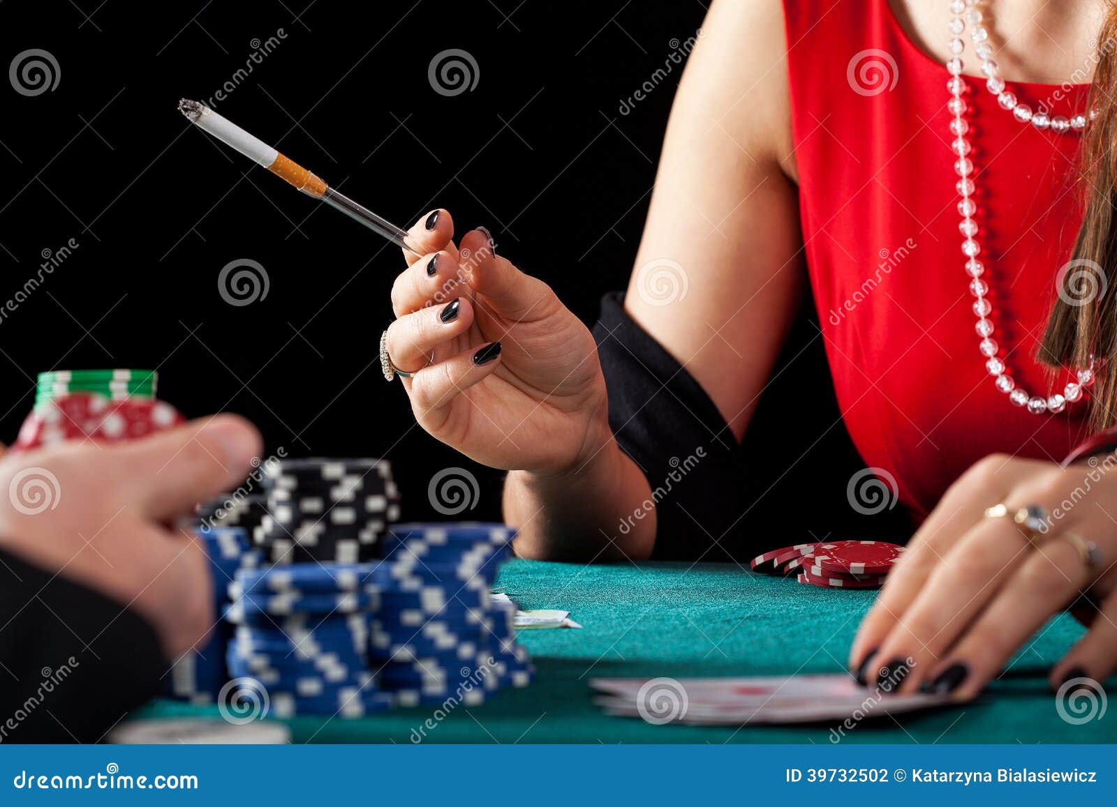 Close Up De Fumo Do Jogador Foto de Stock - Imagem de estratégia, casa ...