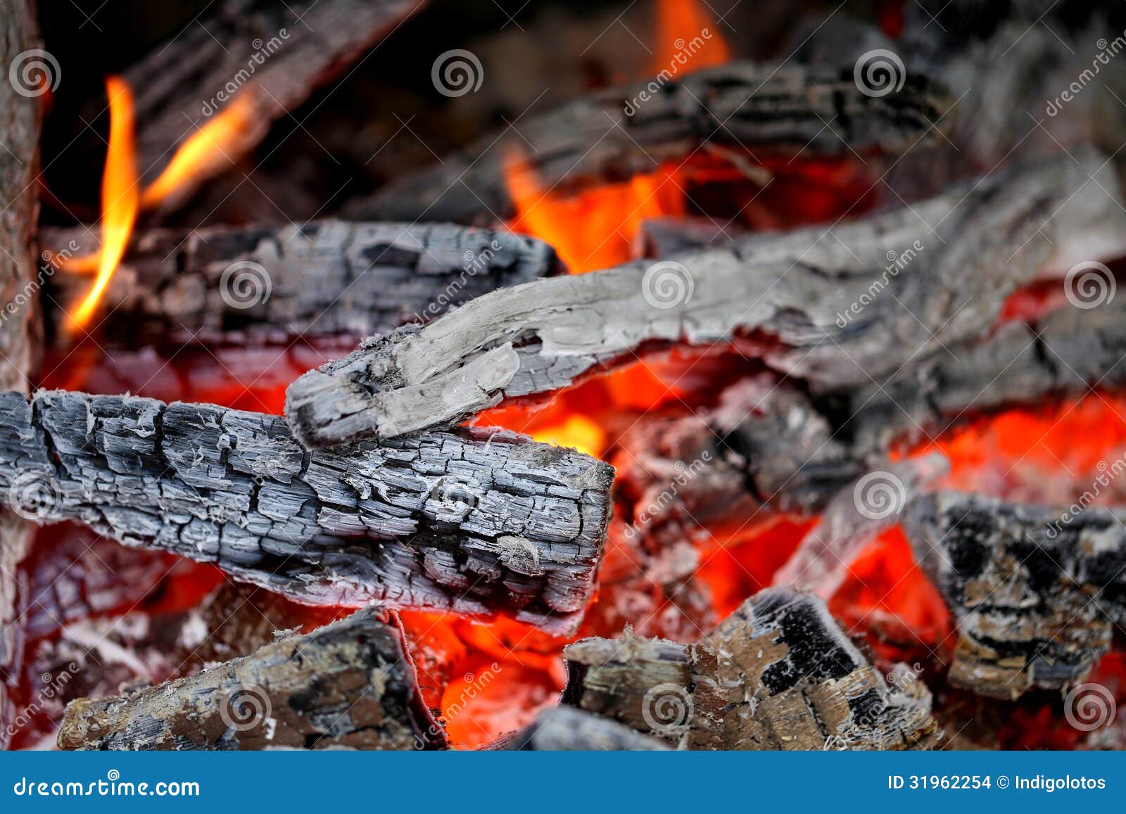 Close-up De Madeira Das Brasas Foto de Stock - Imagem de caloria, flama ...