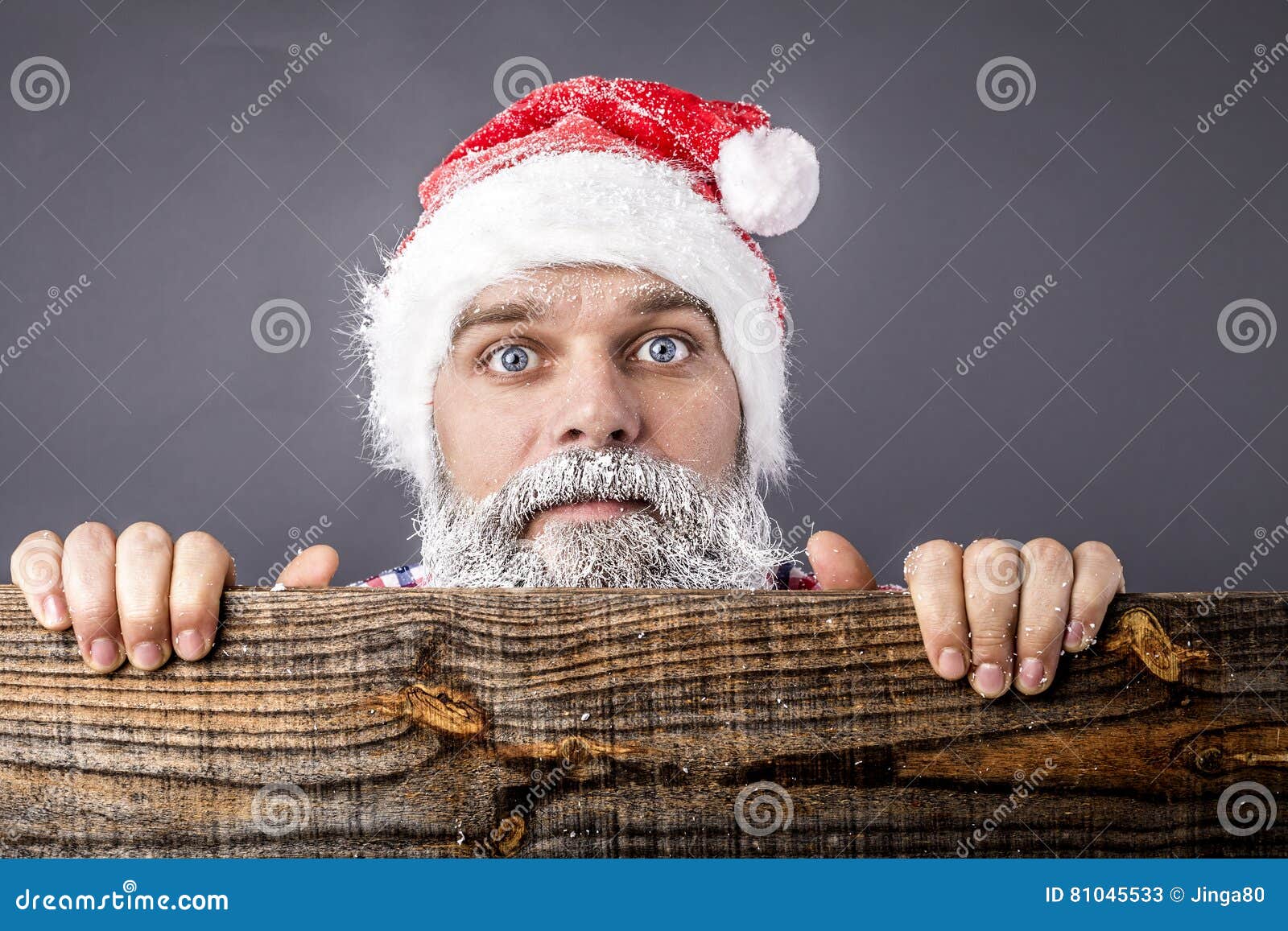 Close Up De Um Homem Assustado Com Vestir Congelado Da Barba E Do ...