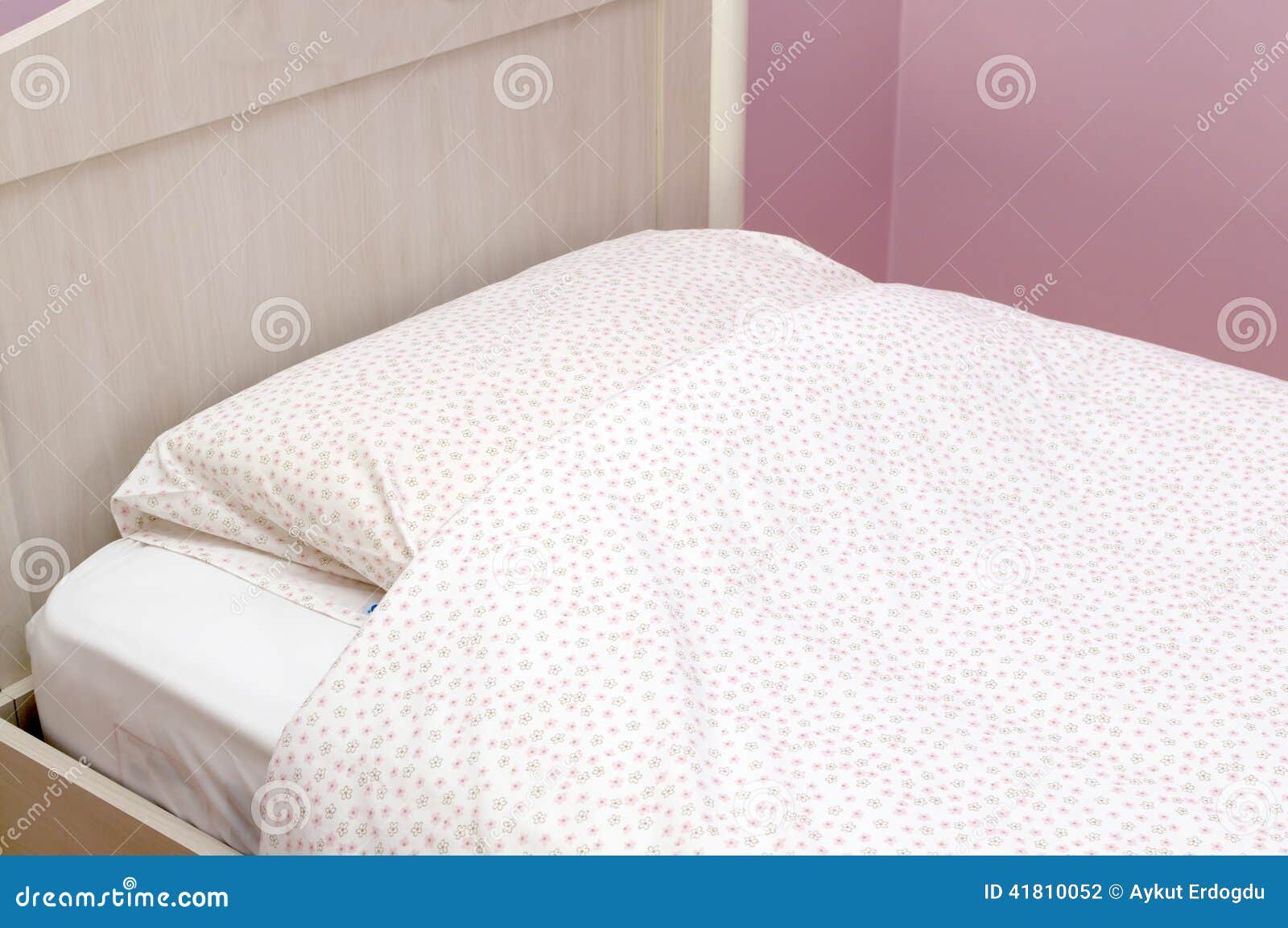 Close Up De Uma Cama Com Linho Cor-de-rosa No Quarto Foto de Stock ...