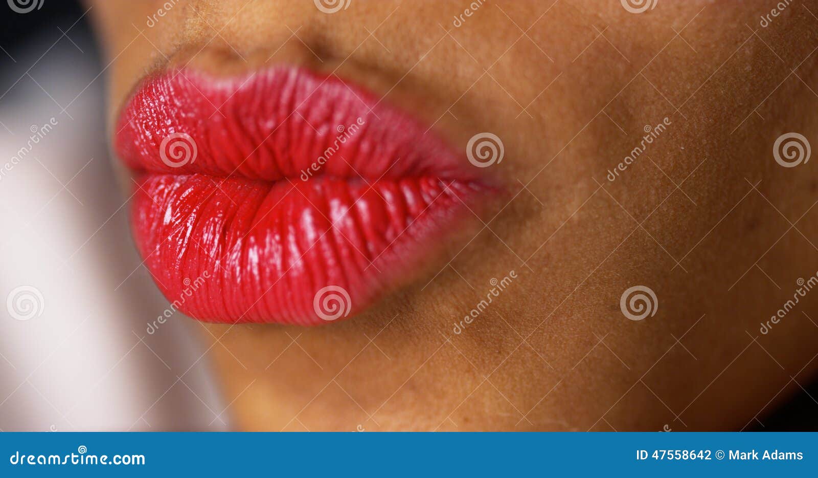Close Up Die Van Vrouw Lippen Tuiten Stock Foto Image Of Sensueel